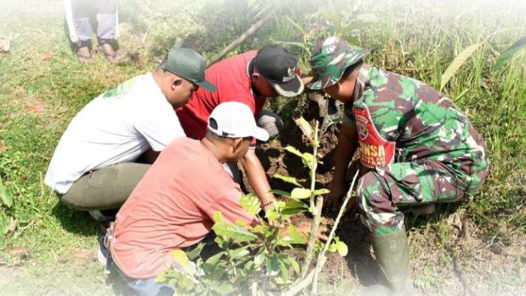 Bank NTB Syariah Tanam 450 Bibit Pohon Buah di Desa Lendang Ara